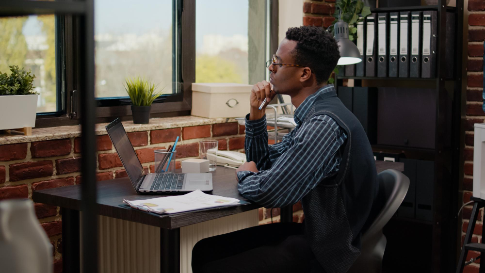 Dicas para lidar com a solidão no home office - Néctar de Conhecimento